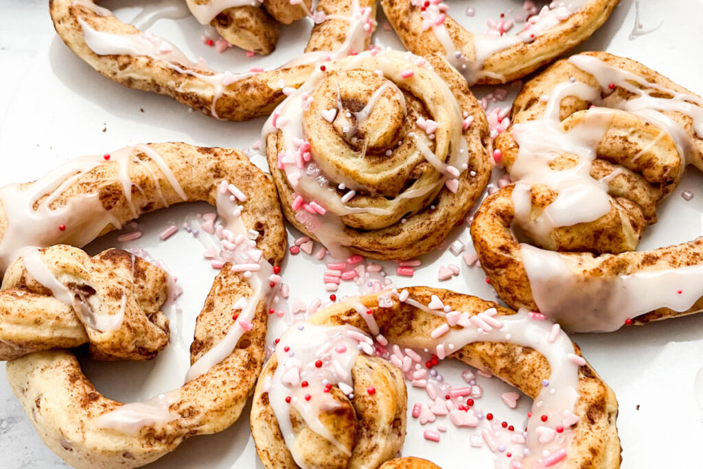 Heart-Shaped Cinnamon Rolls Recipe - Valentine's Breakfast Idea – AHWZ