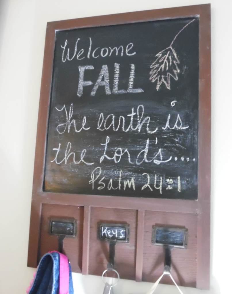 Fall Entryway with DIY Chalkboard Sign – AHWZ
